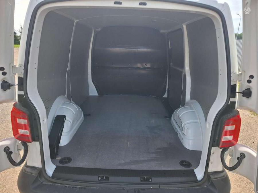 Balts Volkswagen Transporter 2019 Marijampole, ar dzinēja tilpumu 2.00 L un nobraukumu 385 tūkst. km par 7950 €, foto 8 vietnē AUTOMOTO.COM.LV