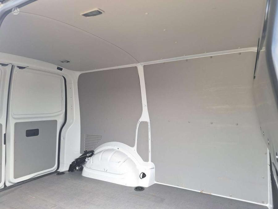 Balts Volkswagen Transporter 2019 Marijampole, ar dzinēja tilpumu 2.00 L un nobraukumu 385 tūkst. km par 7950 €, foto 10 vietnē AUTOMOTO.COM.LV