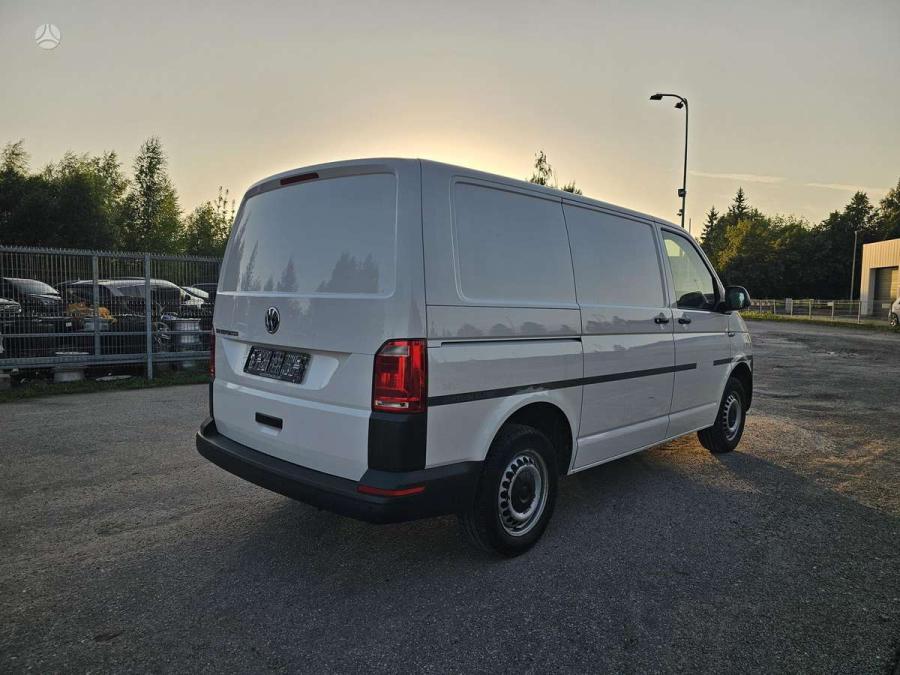 White Volkswagen Transporter 2019 in Pakruojis, with an engine capacity of 2.00 L and mileage of 254 thousand km for 9300 €, photo 5 on AUTOMOTO.COM.LV