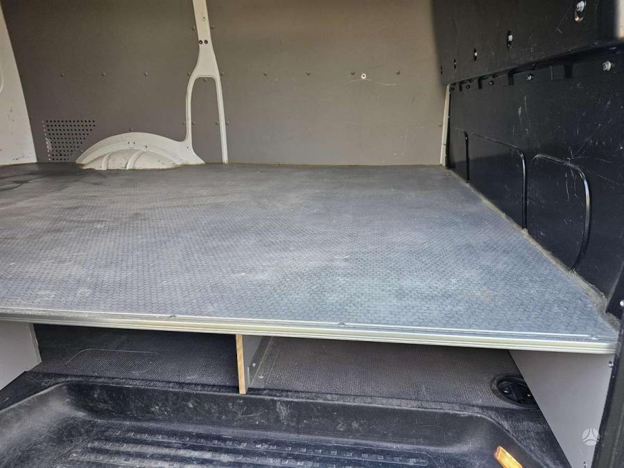 White Volkswagen Transporter 2019 in Pakruojis, with an engine capacity of 2.00 L and mileage of 254 thousand km for 9300 €, photo 8 on AUTOMOTO.COM.LV