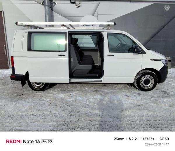 White Volkswagen Transporter 2023 in Kaunas, with an engine capacity of 1.97 L and mileage of 49 thousand km for 29950 €, photo 7 on AUTOMOTO.COM.LV