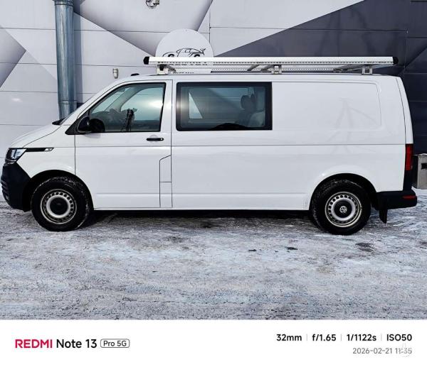 White Volkswagen Transporter 2023 in Kaunas, with an engine capacity of 1.97 L and mileage of 49 thousand km for 29950 €, photo 8 on AUTOMOTO.COM.LV