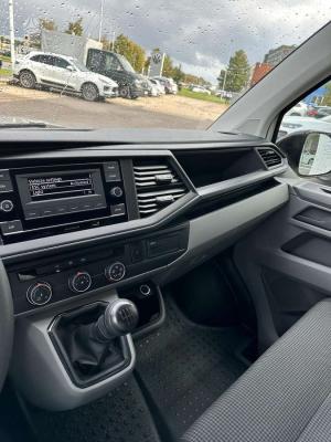 Balts Volkswagen Transporter 2023 Šauļi, ar dzinēja tilpumu 1.97 L un nobraukumu 26 tūkst. km par 24900 €, foto 20 vietnē AUTOMOTO.COM.LV