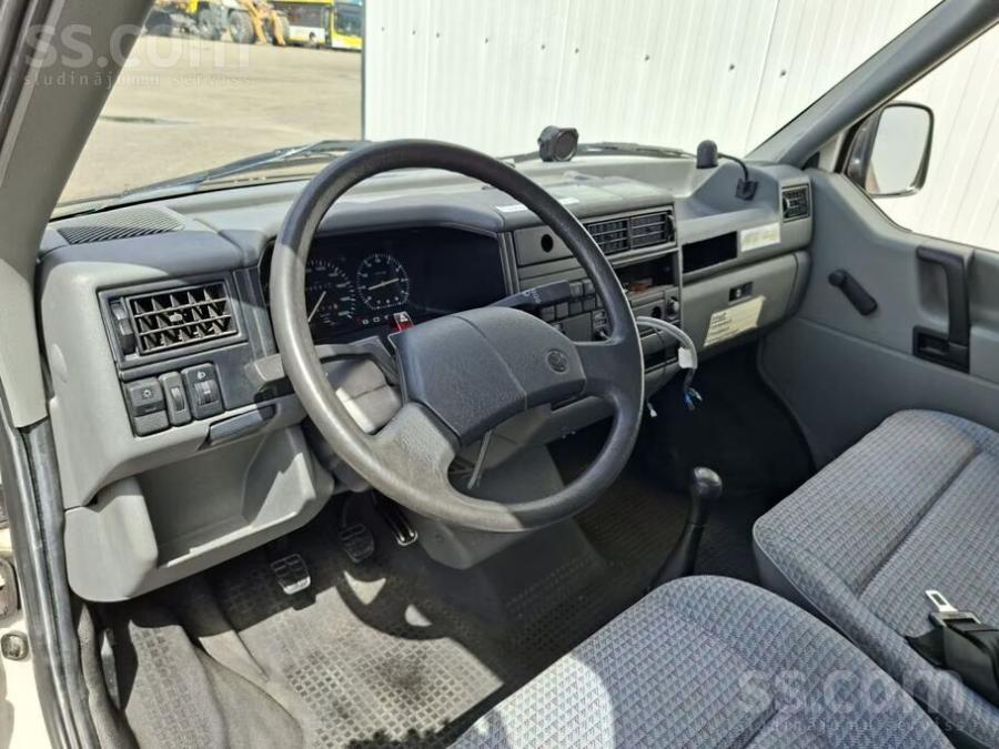 White Volkswagen Transporter 1993 in Riga, with an engine capacity of 2.40 L and mileage of 95 thousand km for 6500 €, photo 4 on AUTOMOTO.COM.LV