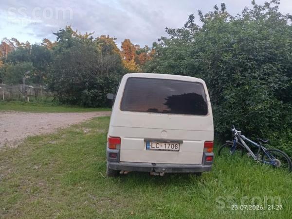 White Volkswagen Transporter 1998 in Talsi, with an engine capacity of 2.50 L and mileage of 307 thousand km for 2000 €, photo 1 on AUTOMOTO.COM.LV
