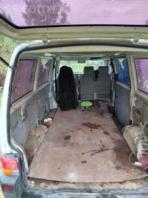 White Volkswagen Transporter 2000 in Riga, with an engine capacity of 2.50 L and mileage of 445 thousand km for 2000 €, photo 5 on AUTOMOTO.COM.LV