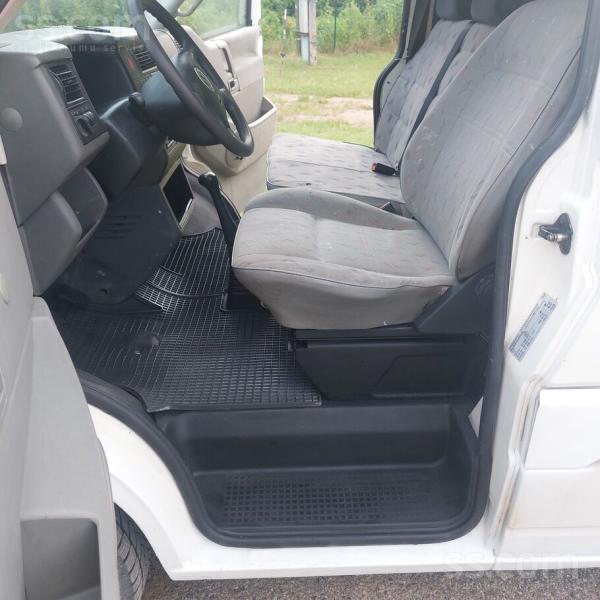 White Volkswagen Transporter 2001 in Riga, with an engine capacity of 2.50 L and mileage of 262 thousand km for 3300 €, photo 9 on AUTOMOTO.COM.LV