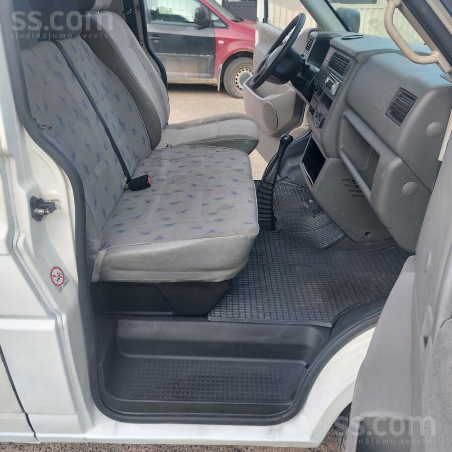 White Volkswagen Transporter 2001 in Riga, with an engine capacity of 2.50 L and mileage of 262 thousand km for 3300 €, photo 11 on AUTOMOTO.COM.LV