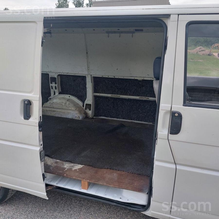 White Volkswagen Transporter 2001 in Riga, with an engine capacity of 2.50 L and mileage of 262 thousand km for 3300 €, photo 12 on AUTOMOTO.COM.LV