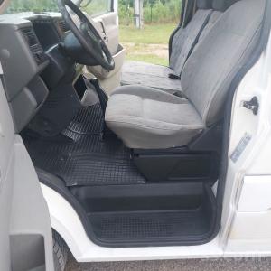 White Volkswagen Transporter 2001 in Riga, with an engine capacity of 2.50 L and mileage of 262 thousand km for 3300 €, photo 11 on AUTOMOTO.COM.LV