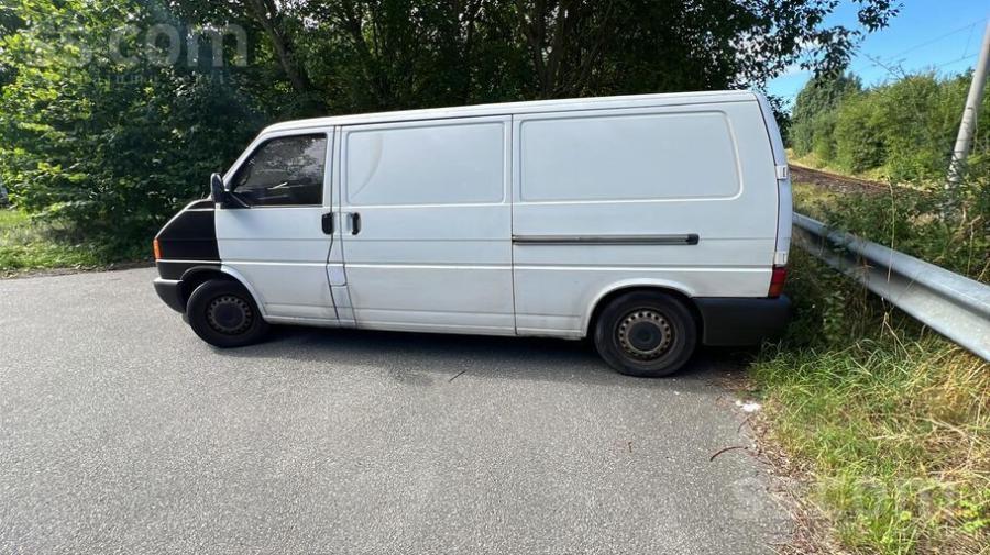 White Volkswagen Transporter 2001 in Riga, with an engine capacity of 2.50 L and mileage of 0 thousand km for 1500 €, photo 3 on AUTOMOTO.COM.LV