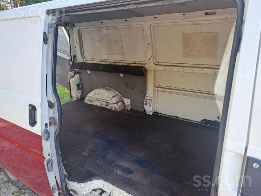 White Volkswagen Transporter 2002 in Riga, with an engine capacity of 2.50 L and mileage of 346 thousand km for 3200 €, photo 6 on AUTOMOTO.COM.LV