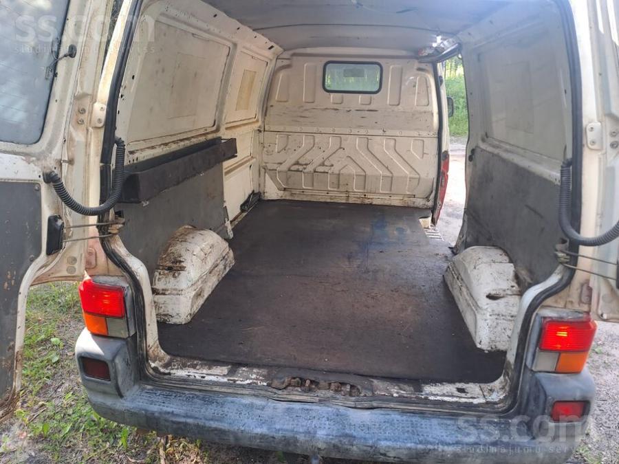 White Volkswagen Transporter 2002 in Riga, with an engine capacity of 2.50 L and mileage of 346 thousand km for 3200 €, photo 8 on AUTOMOTO.COM.LV