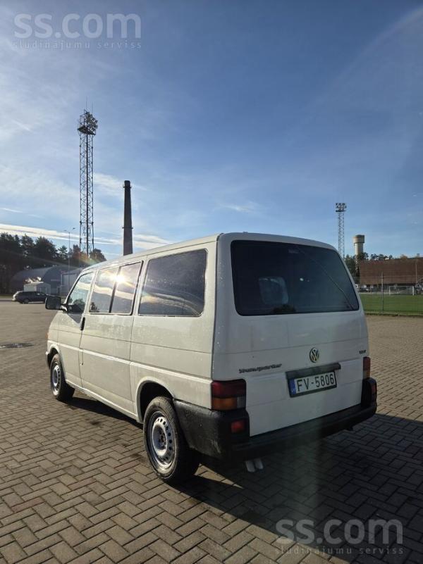 White Volkswagen Transporter 2002 in Valmiera, with an engine capacity of 2.50 L and mileage of 336 thousand km for 2500 €, photo 5 on AUTOMOTO.COM.LV