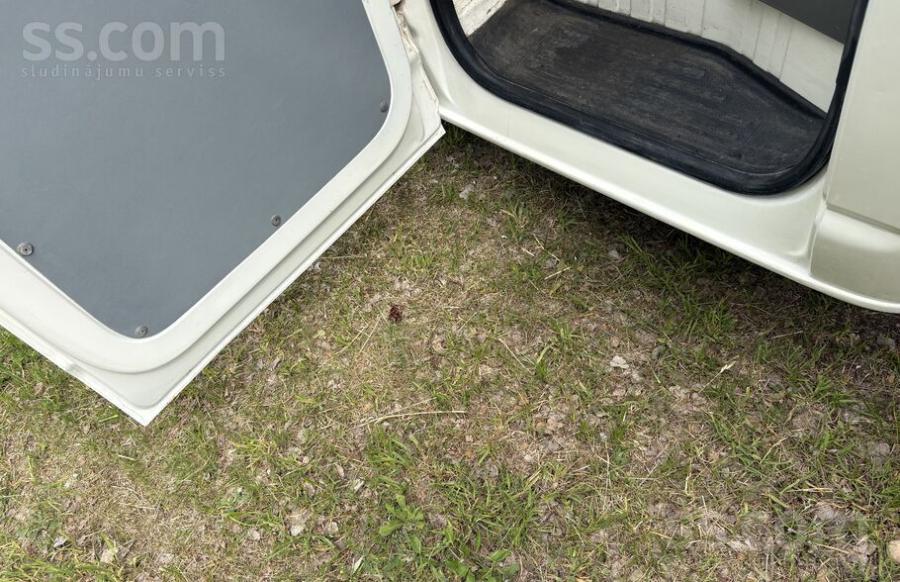 Balts Volkswagen Transporter 2005 Tukums, ar dzinēja tilpumu 1.90 L un nobraukumu 312 tūkst. km par 4950 €, foto 12 vietnē AUTOMOTO.COM.LV