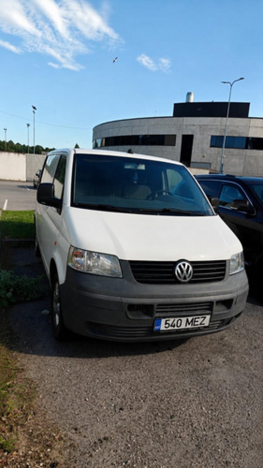 Balts Volkswagen Transporter 2005 Tallina, ar dzinēja tilpumu 2.50 L un nobraukumu 695 tūkst. km par 2099 €, foto 1 vietnē AUTOMOTO.COM.LV