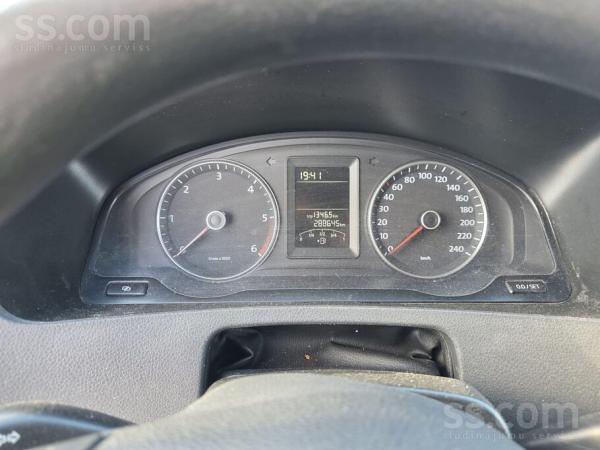 White Volkswagen Transporter 2010 in Valmiera, with an engine capacity of 2.00 L and mileage of 289 thousand km for 5995 €, photo 8 on AUTOMOTO.COM.LV