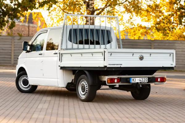 White Volkswagen Transporter 2011 in Jelgava, with an engine capacity of 2.00 L and mileage of 265 thousand km for 11900 €, photo 5 on AUTOMOTO.COM.LV