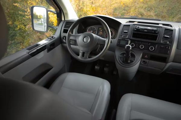 White Volkswagen Transporter 2011 in Jelgava, with an engine capacity of 2.00 L and mileage of 265 thousand km for 11900 €, photo 9 on AUTOMOTO.COM.LV