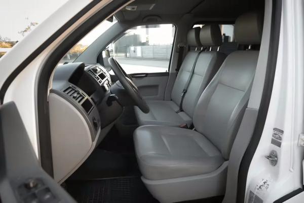 White Volkswagen Transporter 2011 in Jelgava, with an engine capacity of 2.00 L and mileage of 265 thousand km for 11900 €, photo 10 on AUTOMOTO.COM.LV