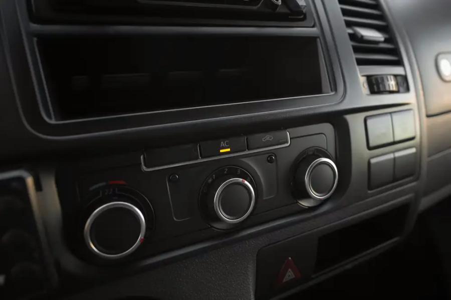 Balts Volkswagen Transporter 2011 Jelgava, ar dzinēja tilpumu 2.00 L un nobraukumu 265 tūkst. km par 11900 €, foto 14 vietnē AUTOMOTO.COM.LV