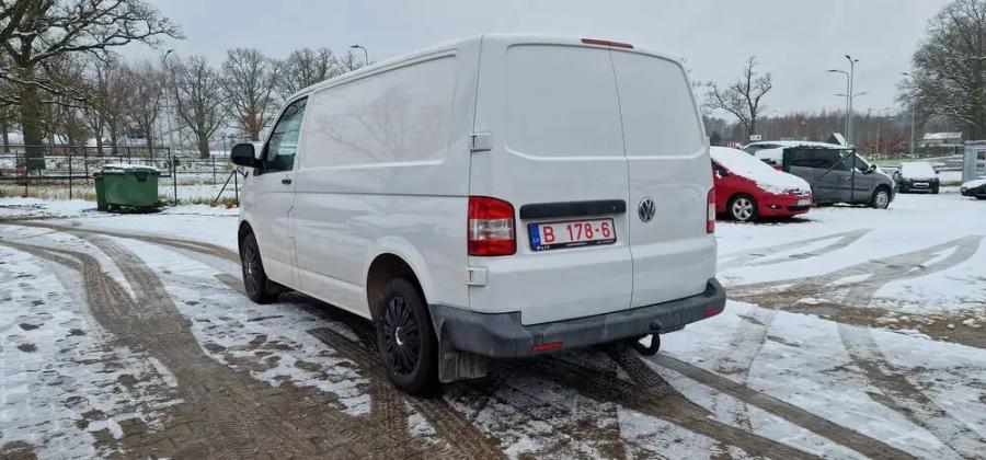 White Volkswagen Transporter 2012 in Valmiera, with an engine capacity of 2.00 L and mileage of 310 thousand km for 5800 €, photo 9 on AUTOMOTO.COM.LV