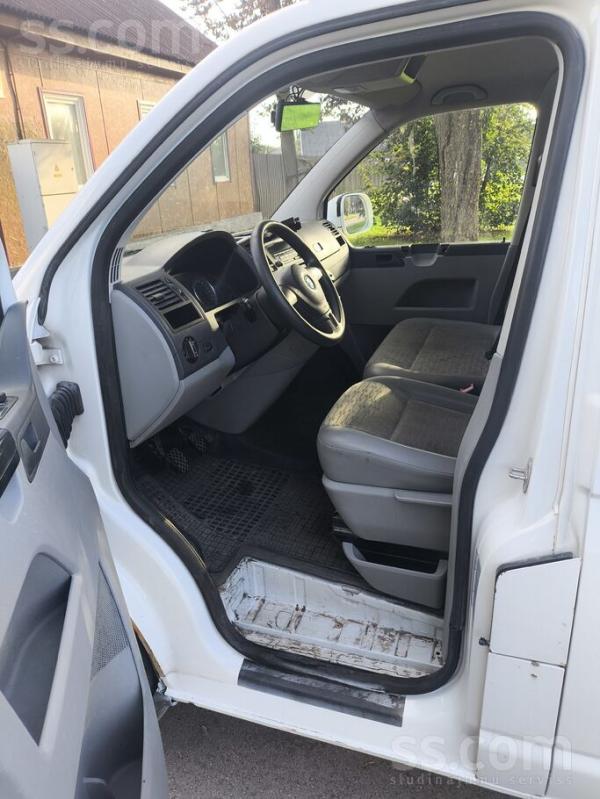 Volkswagen Transporter 2012 in Daugavpils on AUTOMOTO.COM.LV White Volkswagen Transporter 2012 in Daugavpils, with an engine capacity of 2.00 L and mileage of 269 thousand km for 7500 €, photo 4 on AUTOMOTO.COM.LV