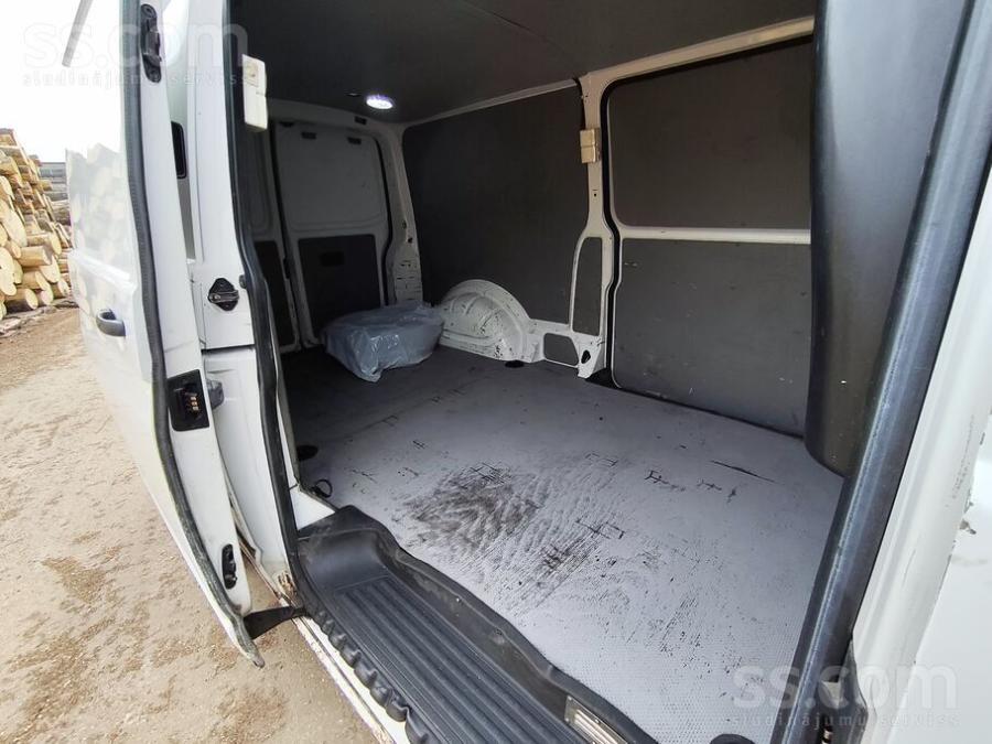 White Volkswagen Transporter 2015 in Jekabpils, with an engine capacity of 2.00 L and mileage of 274 thousand km for 8000 €, photo 9 on AUTOMOTO.COM.LV
