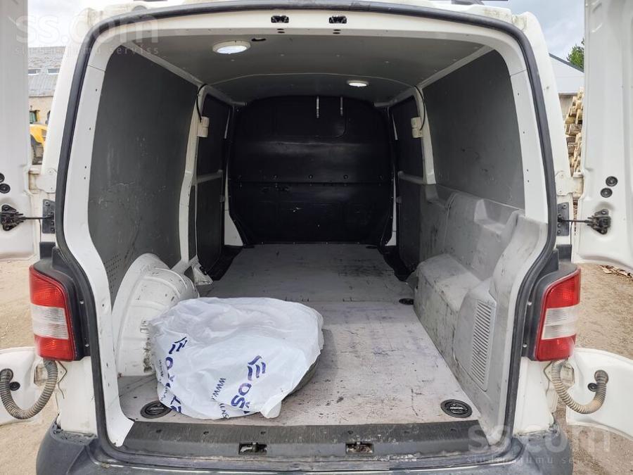 White Volkswagen Transporter 2015 in Jekabpils, with an engine capacity of 2.00 L and mileage of 274 thousand km for 8000 €, photo 10 on AUTOMOTO.COM.LV