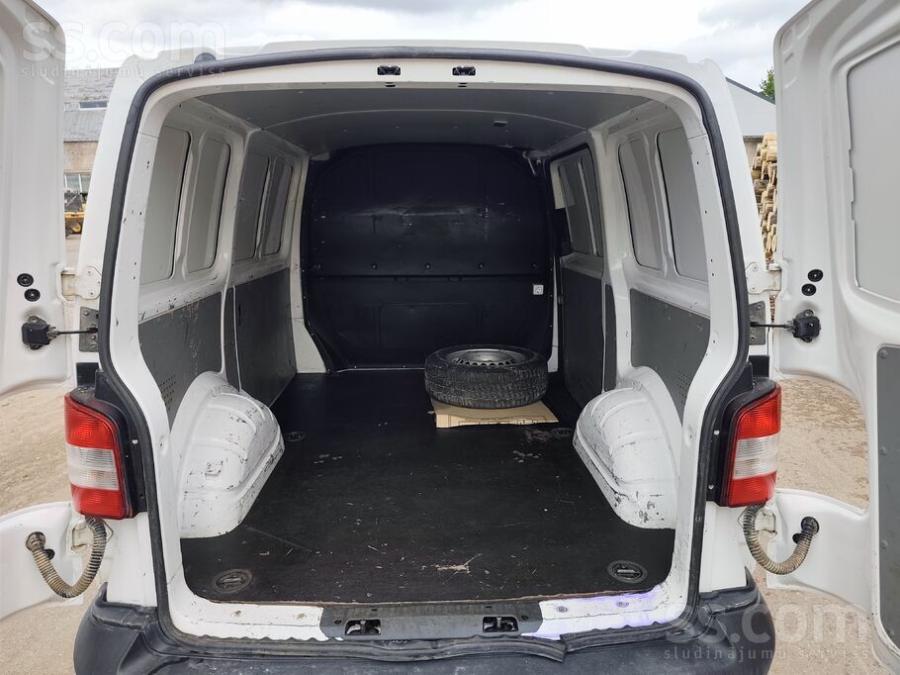 White Volkswagen Transporter 2015 in Jekabpils, with an engine capacity of 2.00 L and mileage of 250 thousand km for 8500 €, photo 14 on AUTOMOTO.COM.LV
