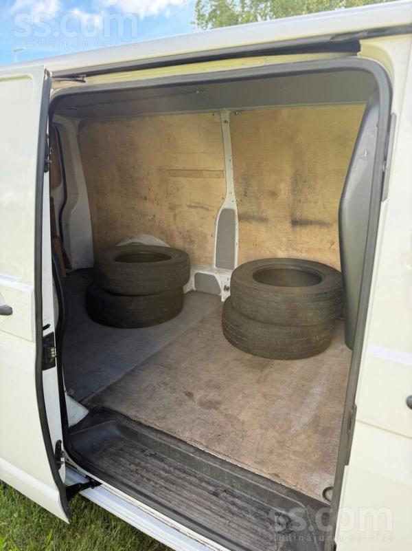 Volkswagen Transporter 2015 in Riga on AUTOMOTO.COM.LV White Volkswagen Transporter 2015 in Riga, with an engine capacity of 2.00 L and mileage of 291 thousand km for 6900 €, photo 6 on AUTOMOTO.COM.LV