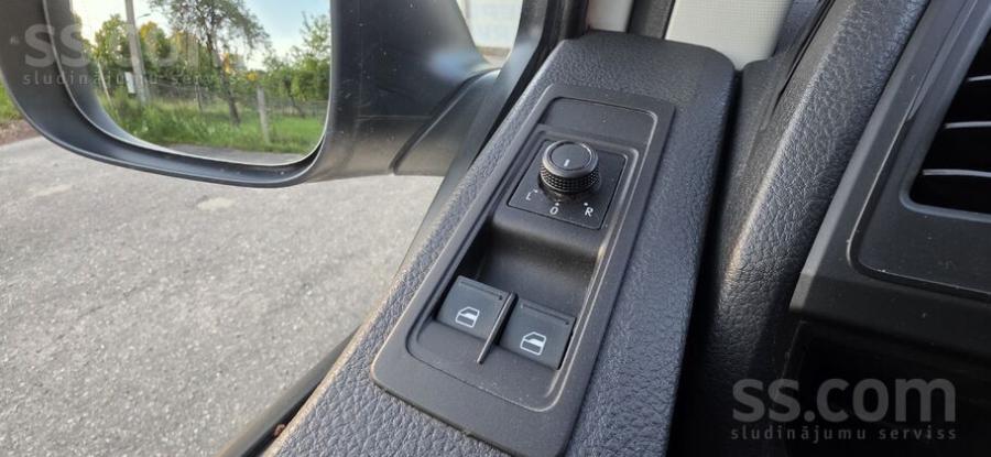 White Volkswagen Transporter 2016 in Valmiera, with an engine capacity of 2.00 L and mileage of 169 thousand km for 13300 €, photo 15 on AUTOMOTO.COM.LV