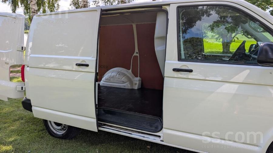 Balts Volkswagen Transporter 2016 Ogre, ar dzinēja tilpumu 2.00 L un nobraukumu 364 tūkst. km par 9930 €, foto 7 vietnē AUTOMOTO.COM.LV