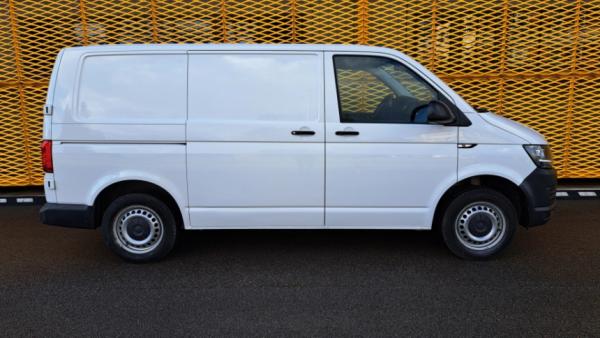 White Volkswagen Transporter 2020 in Riga, with an engine capacity of 2.00 L and mileage of 240 thousand km for 12250 €, photo 6 on AUTOMOTO.COM.LV