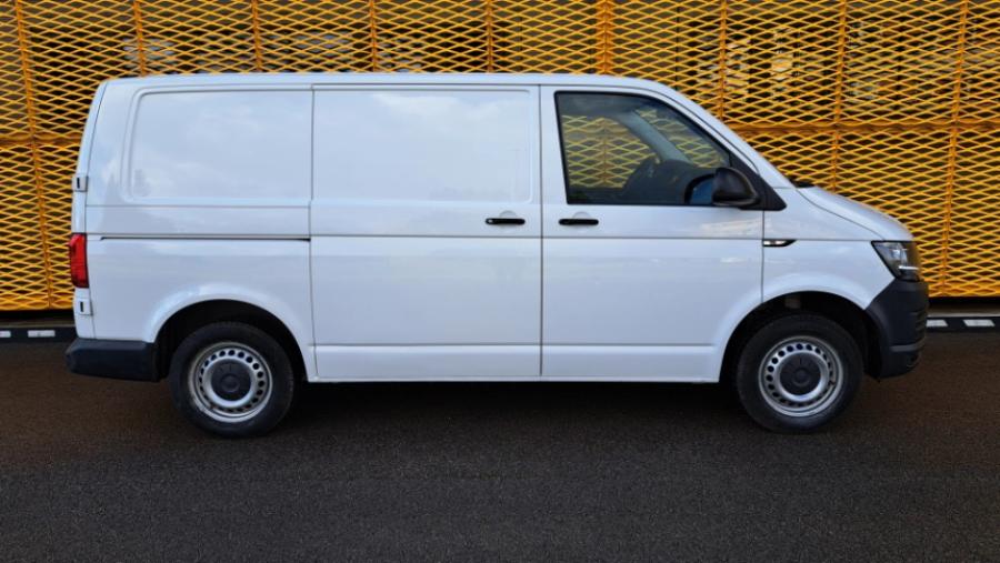 White Volkswagen Transporter 2020 in Riga, with an engine capacity of 2.00 L and mileage of 240 thousand km for 12250 €, photo 7 on AUTOMOTO.COM.LV