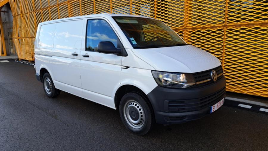 White Volkswagen Transporter 2020 in Riga, with an engine capacity of 2.00 L and mileage of 240 thousand km for 12250 €, photo 8 on AUTOMOTO.COM.LV