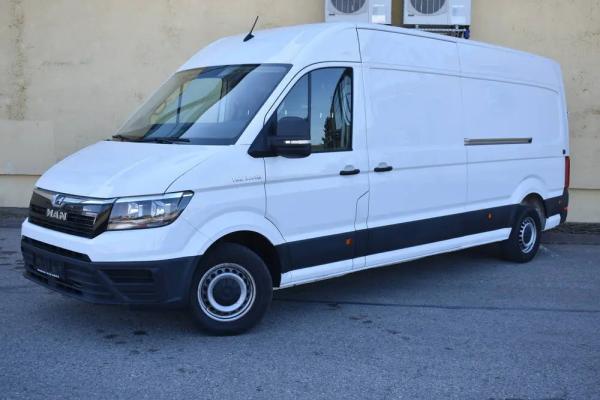 White Volkswagen Transporter 2021 in Talsi, with an engine capacity of 2.00 L and mileage of 230 thousand km for 18500 €, photo 4 on AUTOMOTO.COM.LV