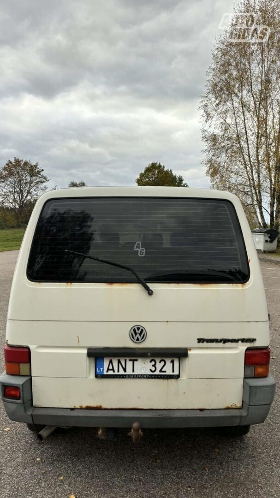 White Volkswagen Transporter 1991 in Moletai, with an engine capacity of 2.40 L and mileage of 308 thousand km for 900 €, photo 6 on AUTOMOTO.COM.LV