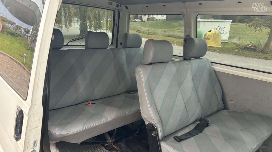 White Volkswagen Transporter 1991 in Moletai, with an engine capacity of 2.40 L and mileage of 308 thousand km for 900 €, photo 9 on AUTOMOTO.COM.LV