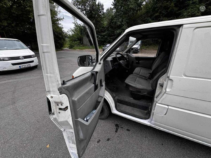 White Volkswagen Transporter 1994 in Vilnius, with an engine capacity of 1.90 L and mileage of 451 thousand km for 1050 €, photo 14 on AUTOMOTO.COM.LV