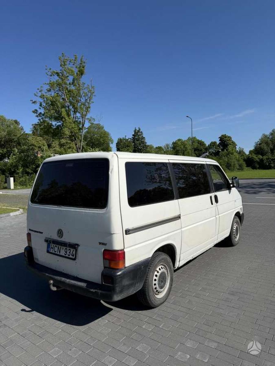 White Volkswagen Transporter 2001 in Kaunas, with an engine capacity of 2.50 L and mileage of 430 thousand km for 2999 €, photo 6 on AUTOMOTO.COM.LV