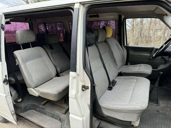 White Volkswagen Transporter 2001 in Kaunas, with an engine capacity of 2.50 L and mileage of 430 thousand km for 2999 €, photo 10 on AUTOMOTO.COM.LV