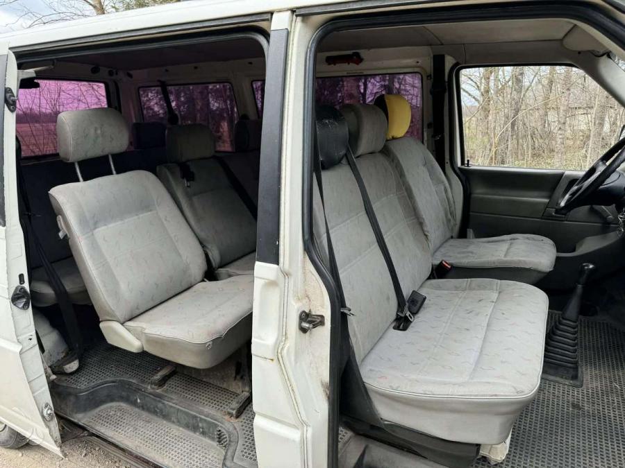 White Volkswagen Transporter 2001 in Kaunas, with an engine capacity of 2.50 L and mileage of 430 thousand km for 2999 €, photo 11 on AUTOMOTO.COM.LV
