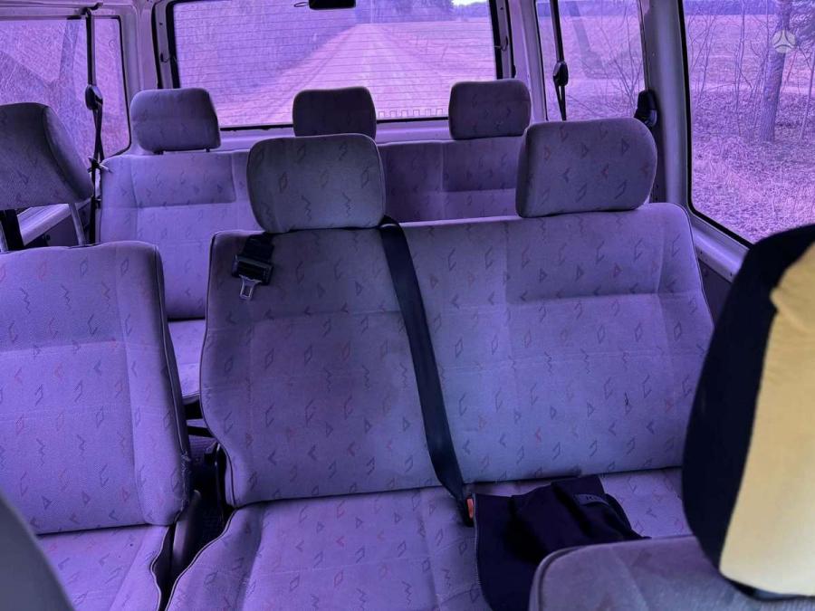 White Volkswagen Transporter 2001 in Kaunas, with an engine capacity of 2.50 L and mileage of 430 thousand km for 2999 €, photo 14 on AUTOMOTO.COM.LV