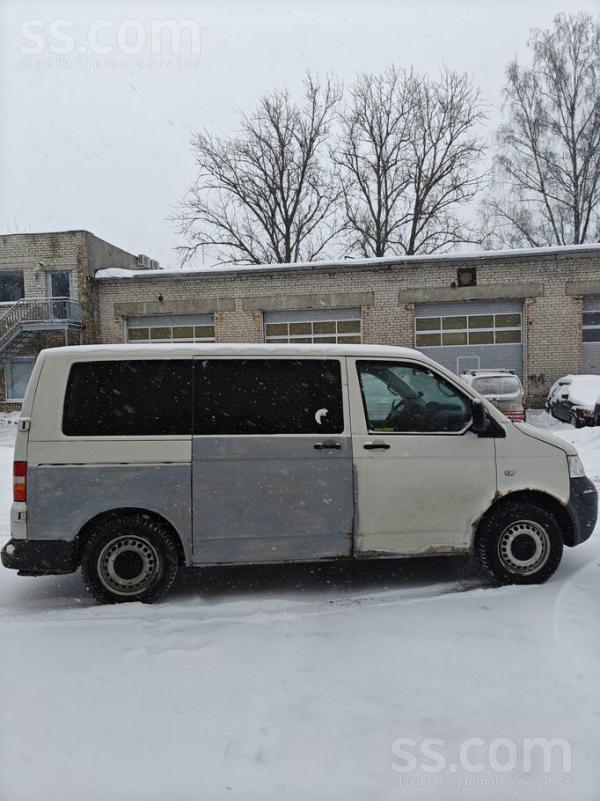 White Volkswagen Transporter 2009 in Riga, with an engine capacity of 2.50 L and mileage of 404 thousand km for 3388 €, photo 7 on AUTOMOTO.COM.LV
