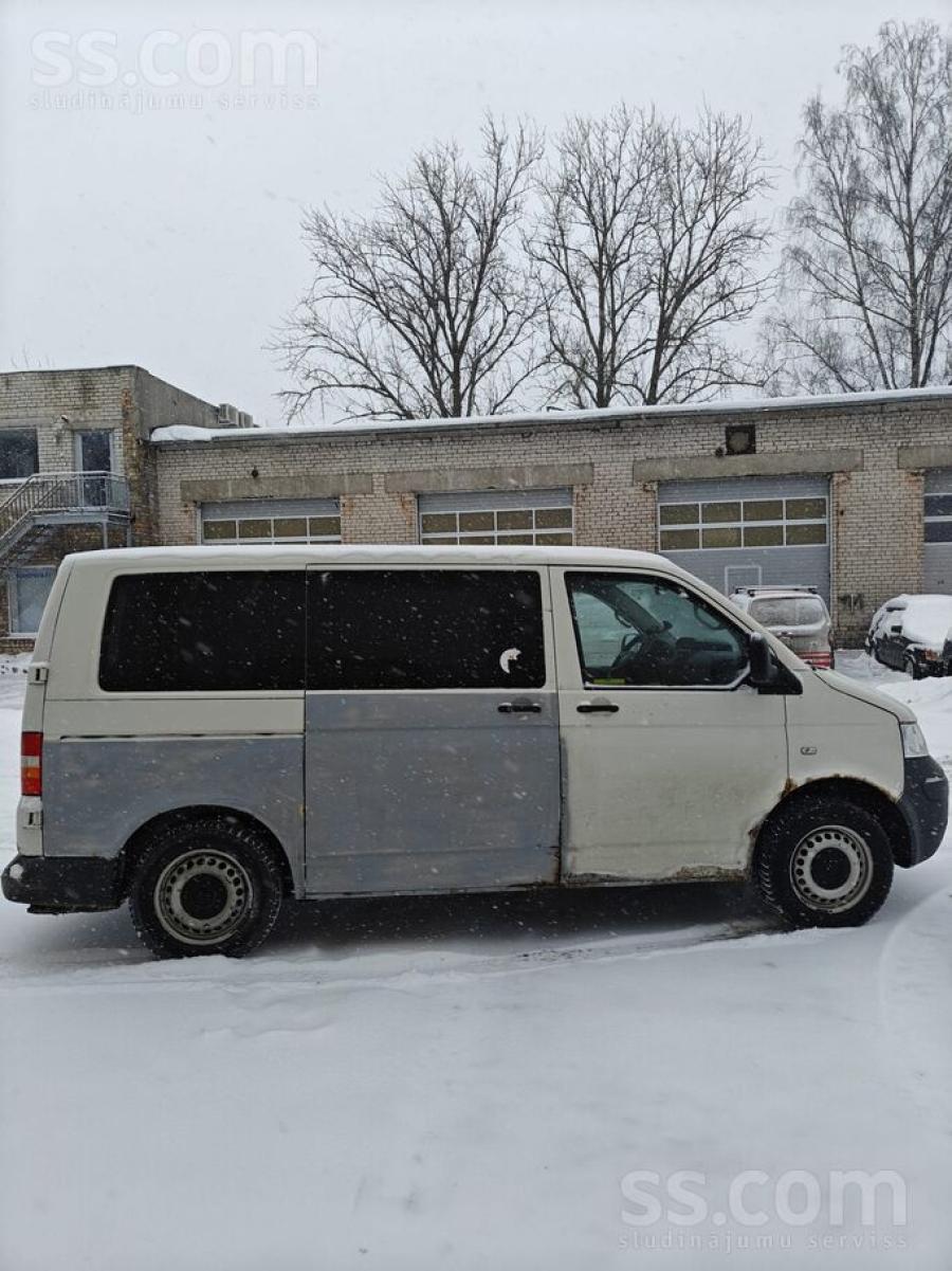 White Volkswagen Transporter 2009 in Riga, with an engine capacity of 2.50 L and mileage of 404 thousand km for 3388 €, photo 8 on AUTOMOTO.COM.LV