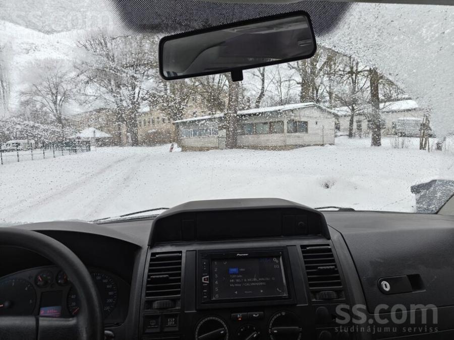 White Volkswagen Transporter 2009 in Riga, with an engine capacity of 2.50 L and mileage of 404 thousand km for 3388 €, photo 14 on AUTOMOTO.COM.LV
