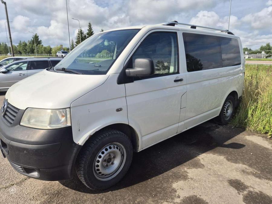 White Volkswagen Transporter 2009 in Utena, with an engine capacity of 2.50 L and mileage of 386 thousand km for 2200 €, photo 7 on AUTOMOTO.COM.LV