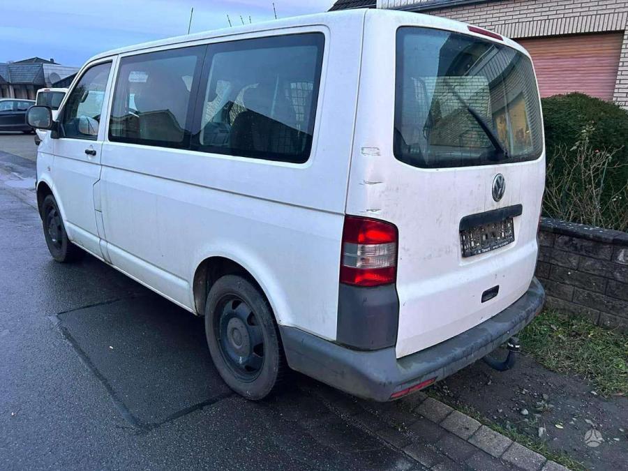 White Volkswagen Transporter 2013 in Vilkaviskis, with an engine capacity of 2.00 L and mileage of 297 thousand km for 4999 €, photo 4 on AUTOMOTO.COM.LV