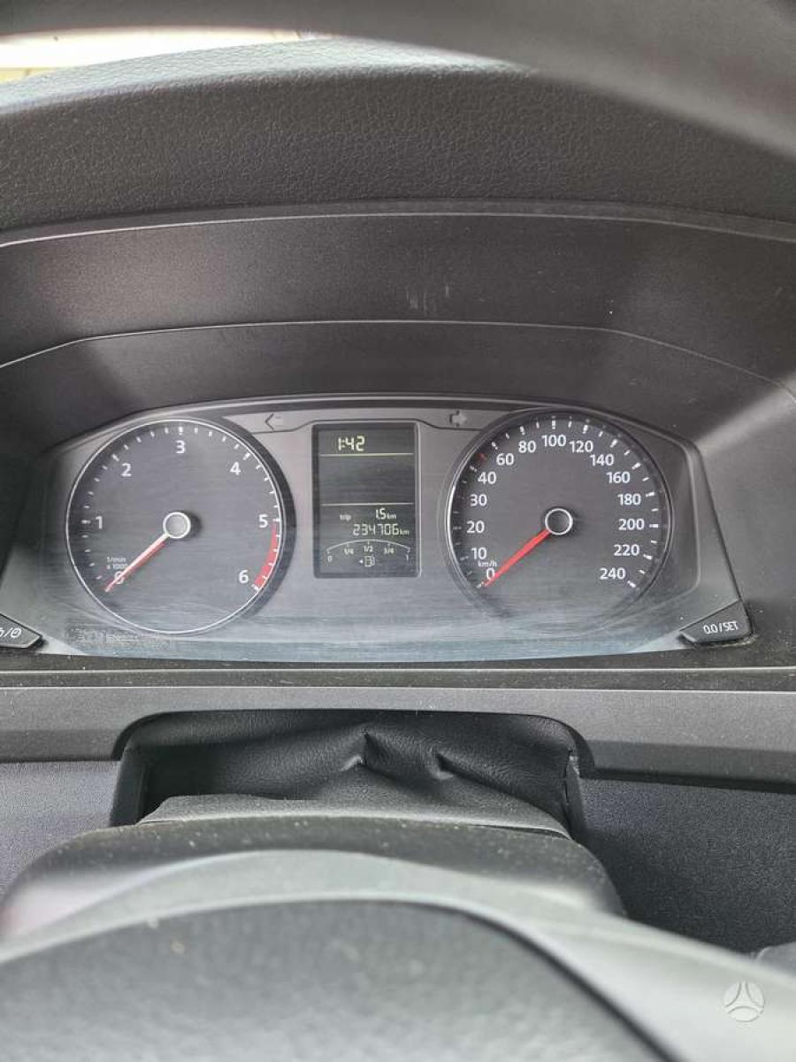 White Volkswagen Transporter 2019 in Sakiai, with an engine capacity of 1.97 L and mileage of 235 thousand km for 11500 €, photo 10 on AUTOMOTO.COM.LV